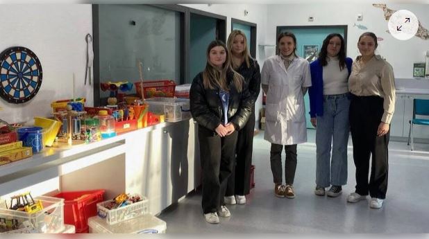 4 lycéennes MDA collectent des jeux pour les enfants de Kerpape ...